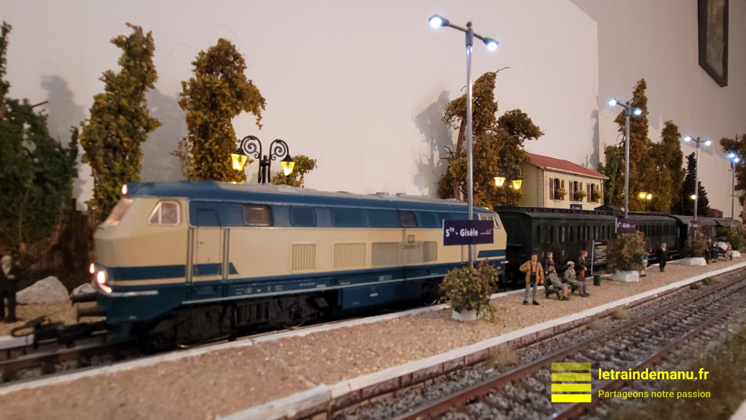 Album photos : La gare et la ville de Sainte-Gisèle – Le train de Manu